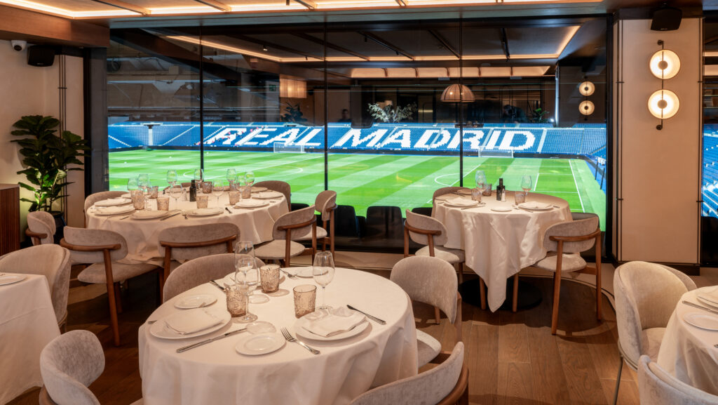Así es la Puerta 57 del Bernabéu, el restaurante a pie de campo